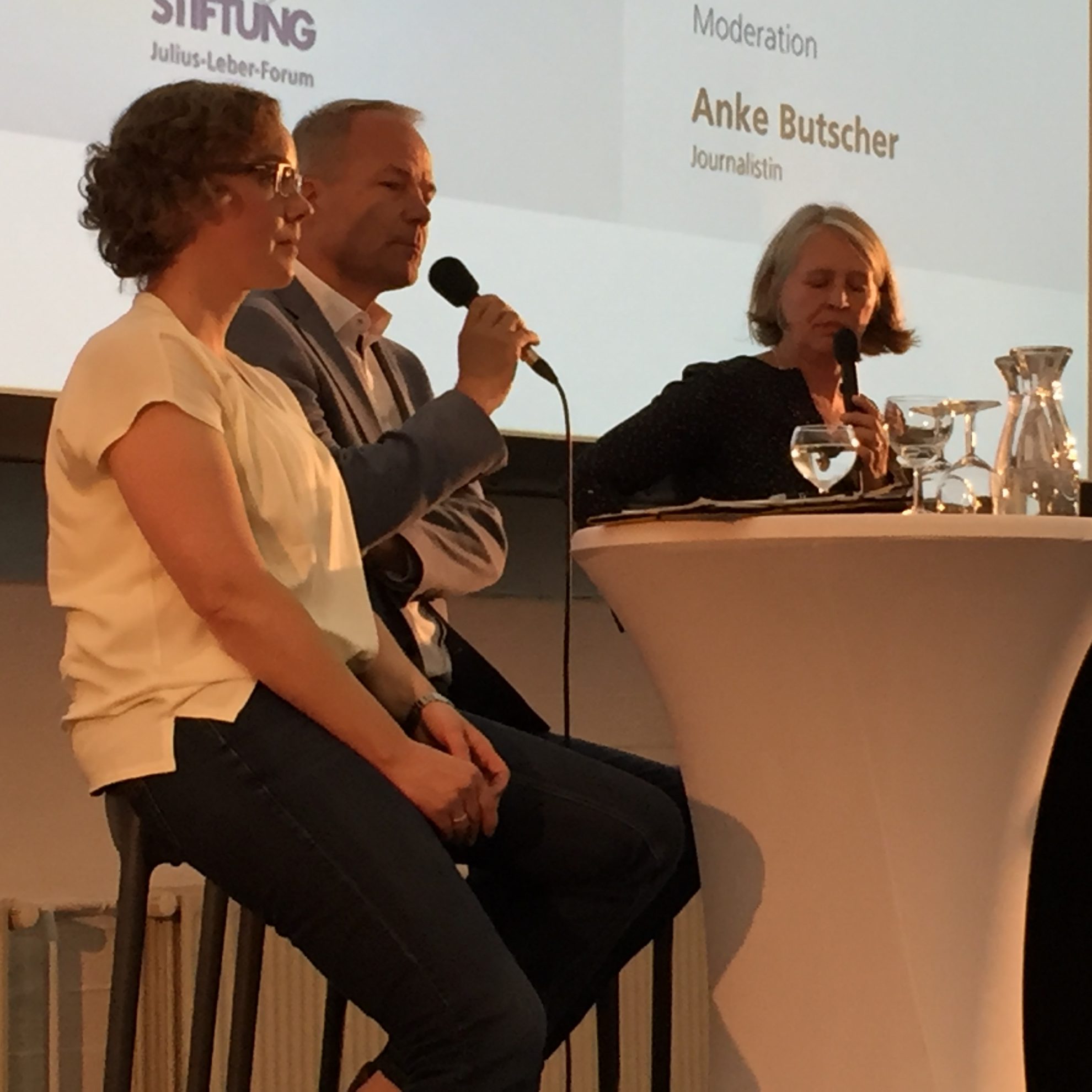 Podiumsdiskussion: Klima auf der Kippe – Welchen Preis braucht CO2 ...