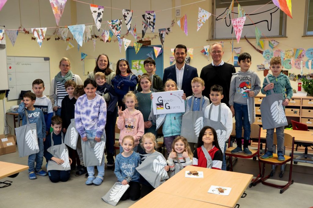 „Ein Hoch auf das Grundgesetz“: Die Grundschule Ronnenberg feiert 75 ...